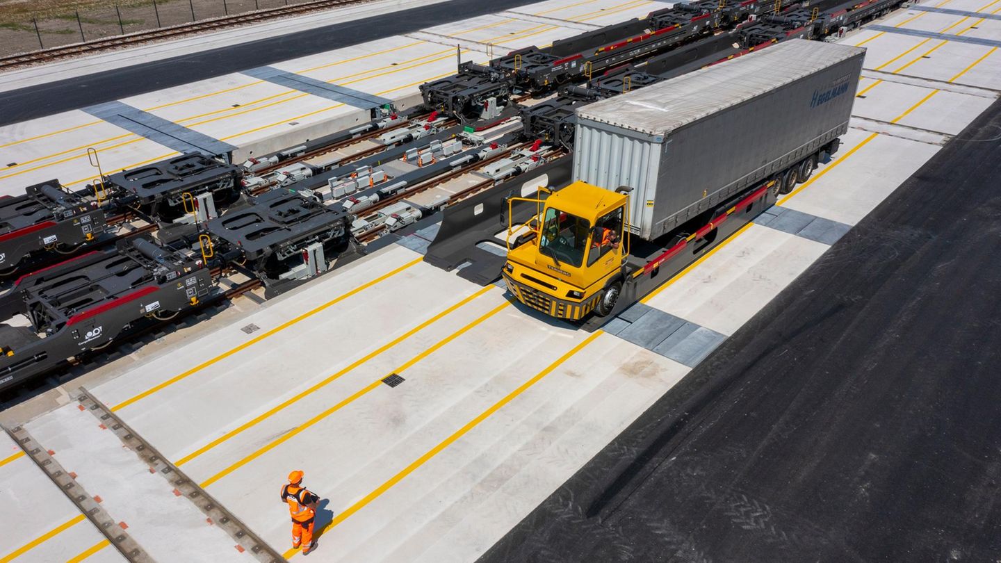 Wie Cargobeamer das Verladen vom Lkw auf den Zug revolutioniert ...