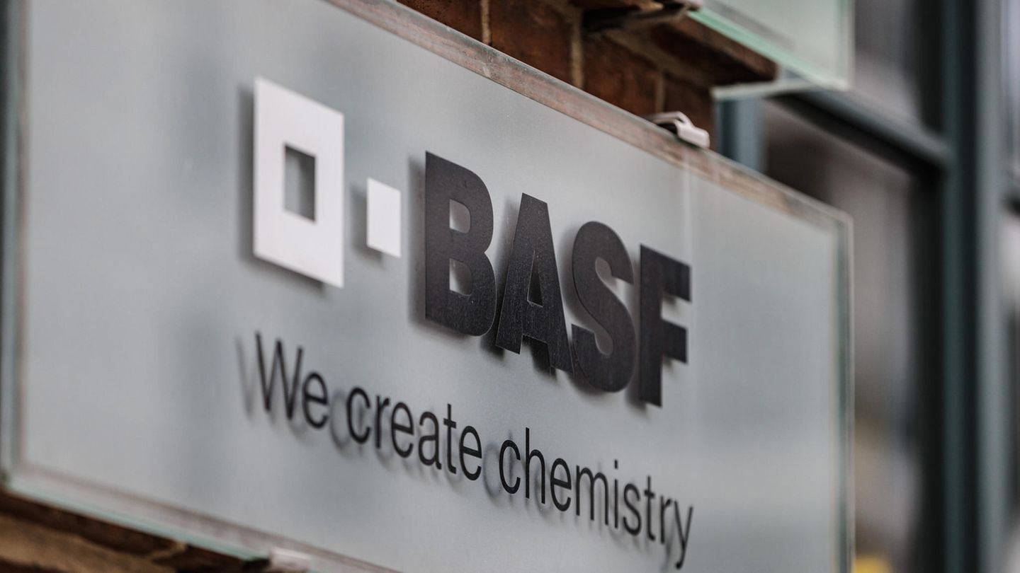 BASF schreibt rote Zahlen und kürzt Investitionen deutlich - Capital.de