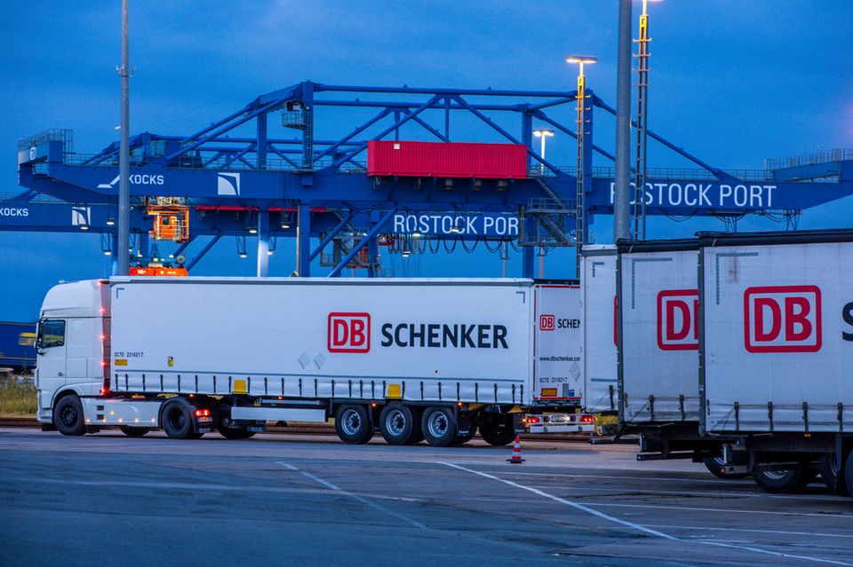 Bahn-Tochter: Experte warnt vor Verkauf von DB Schenker ins Ausland ...