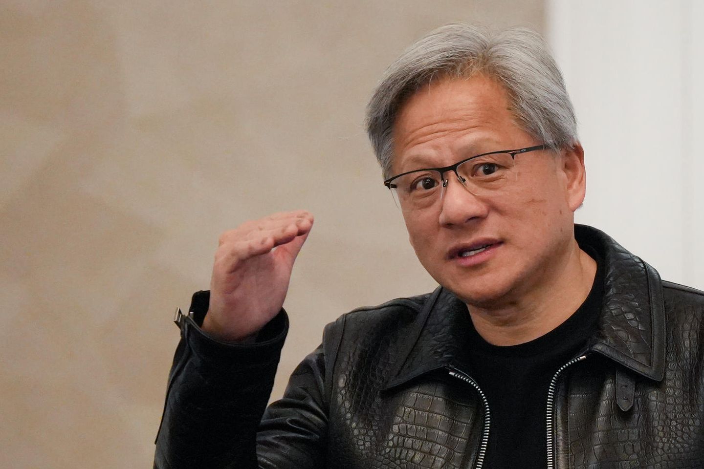 So wurde Nvidia Gründer Huang zum „Waffenhändler“ der KI-Revolution ...