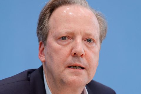 Ökonomenstreit: Warum Tom Krebs seine Kollegen kritisiert - Capital.de